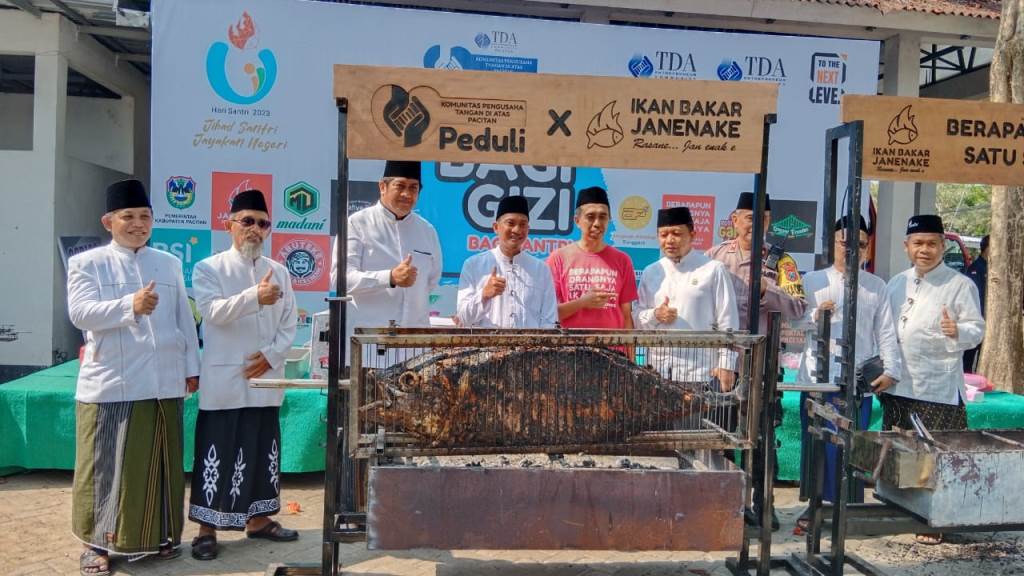 Semarak HSN 2023 di Pacitan, Ribuan Santri Makan Ikan Tuna Super Jumbo – Pacitanku TV